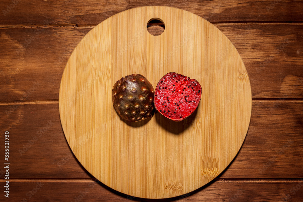 Pitaya roja de mexico fruta exótica del nopal en tabla de madera ...