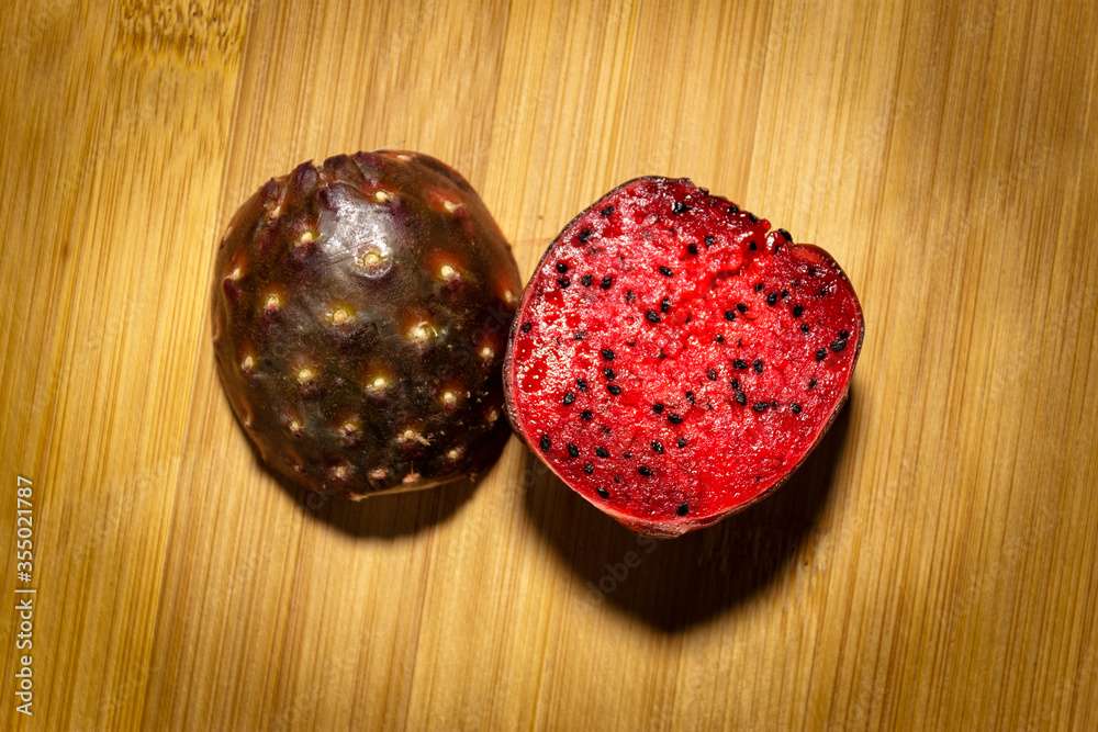 Pitaya roja de mexico fruta exótica del nopal en tabla de madera ...