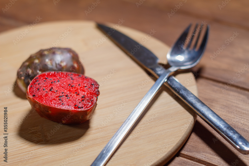 Pitaya roja de mexico fruta exótica del nopal en tabla de madera ...