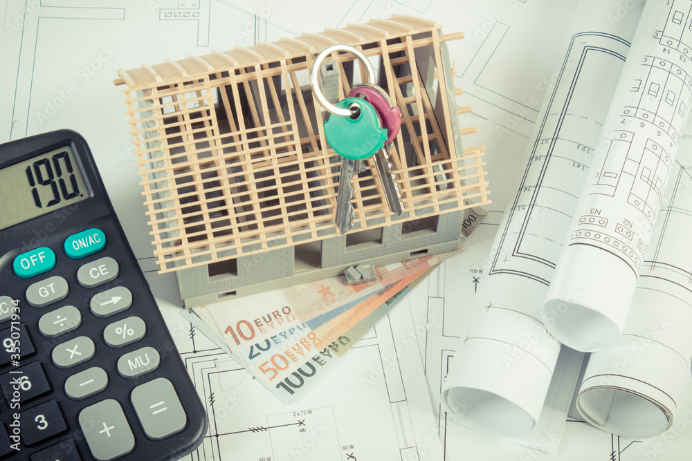 Foto de House under construction, keys, calculator and currencies euro ...
