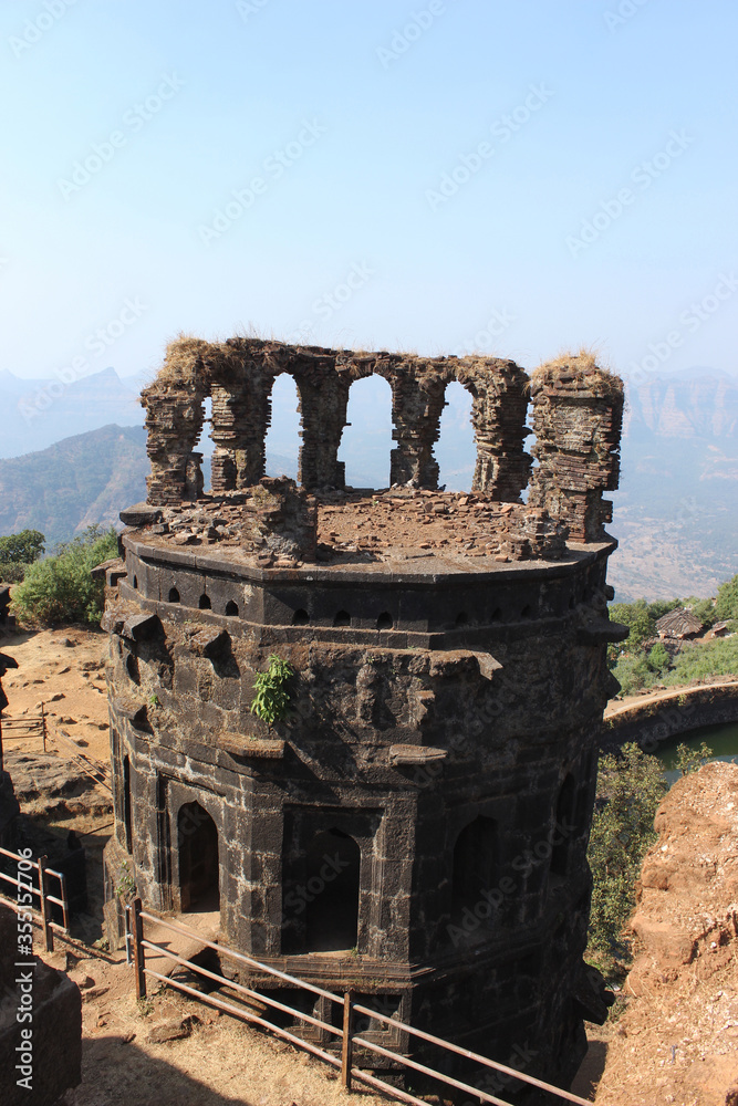 Foto de .Raigad fort Main Towers, Raigad, Maharashtra, India. 350-year ...