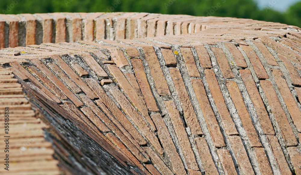 Mattoni pieni e rossi di un antico muro difensivo militare. Stock Photo ...
