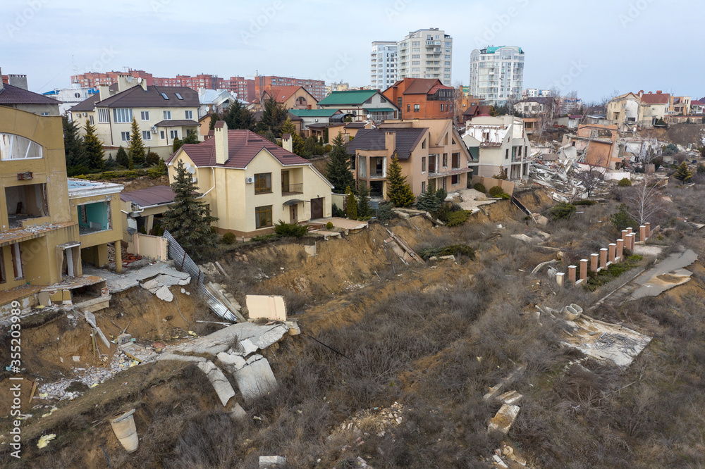 Foto de Landslide caused by rains of hurricane destroyed expensive ...