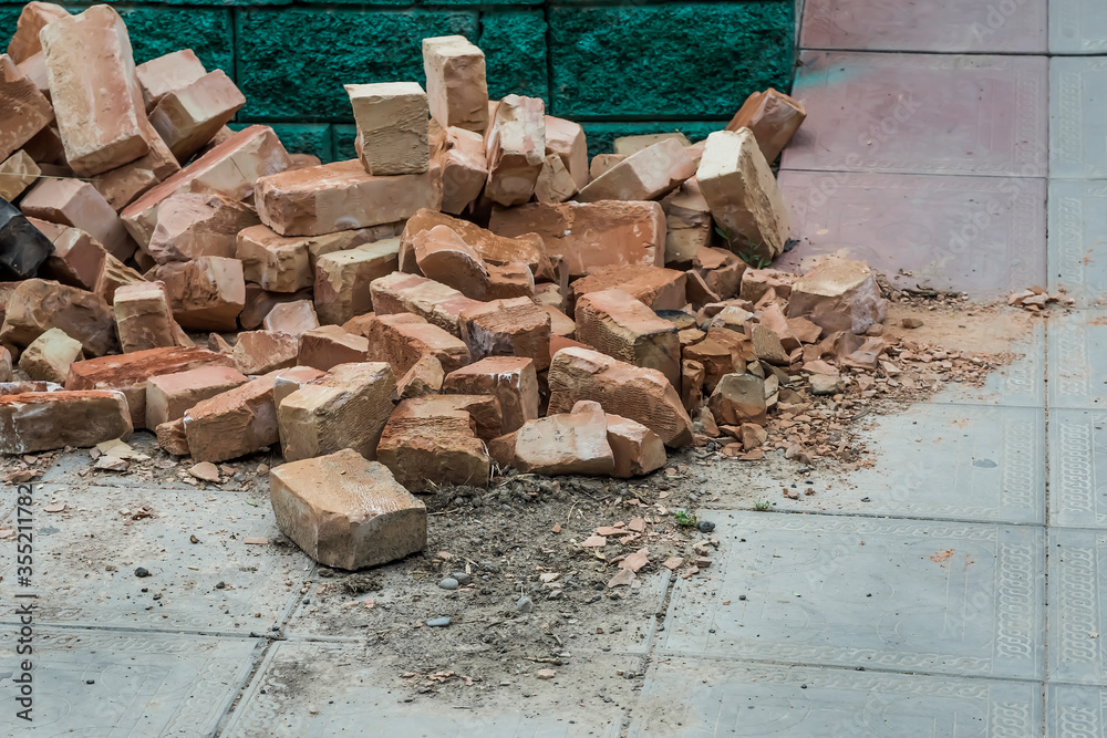 Foto de Bricks are on the pavement. Debris on the road. Unused bricks ...