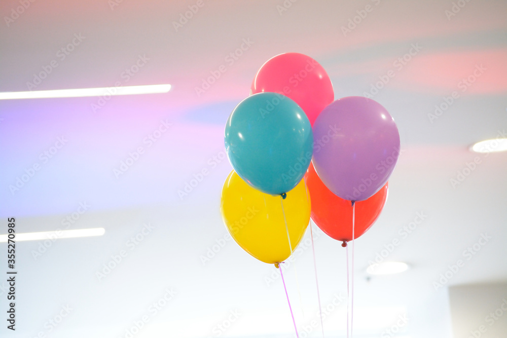 bombas de colores en una fiesta de cumpleaños para niños Stock Photo ...