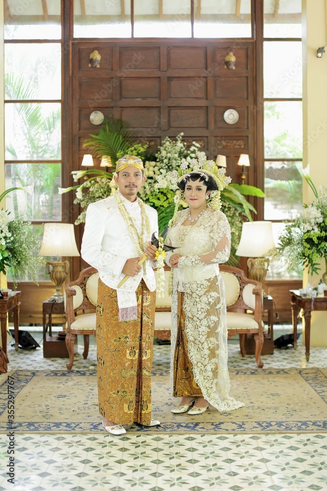Handsome indonesian groom holding keris at his wedding day. Javanese ...