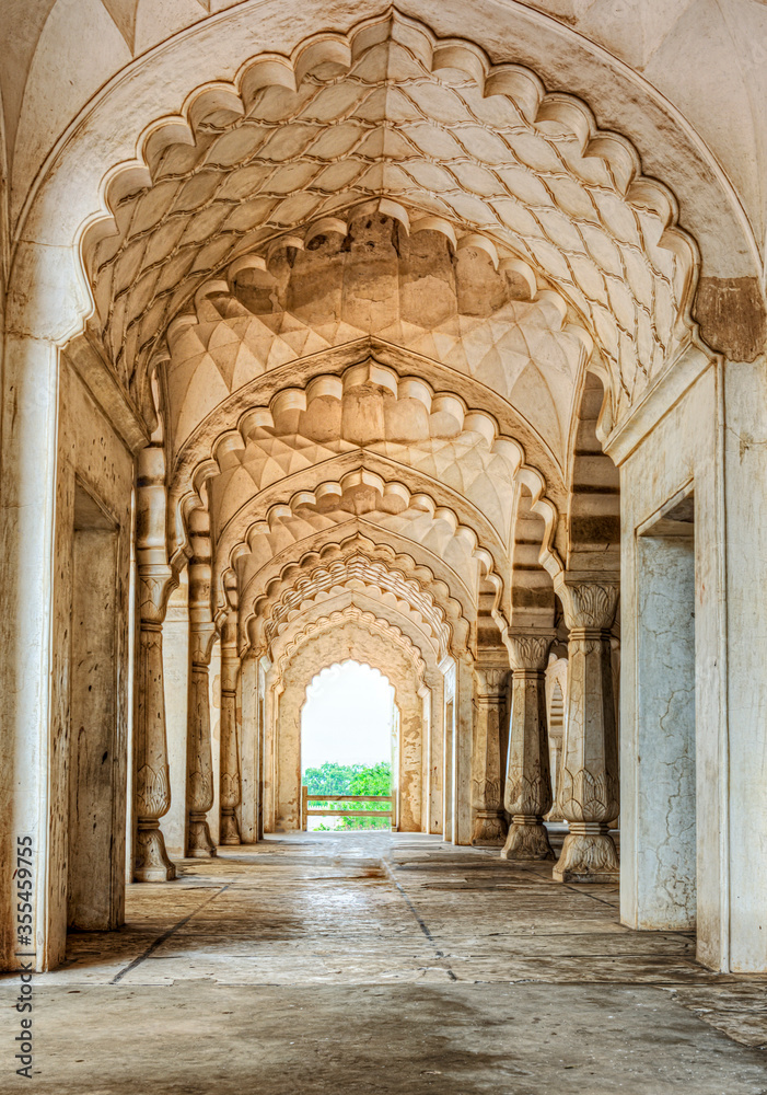 Decorated arches of the mosque at the Bibi ka Maqbara, built by Azam ...