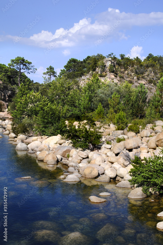 rive sauvage de rochers arrondis et lisses à la rivière solenzara en ...