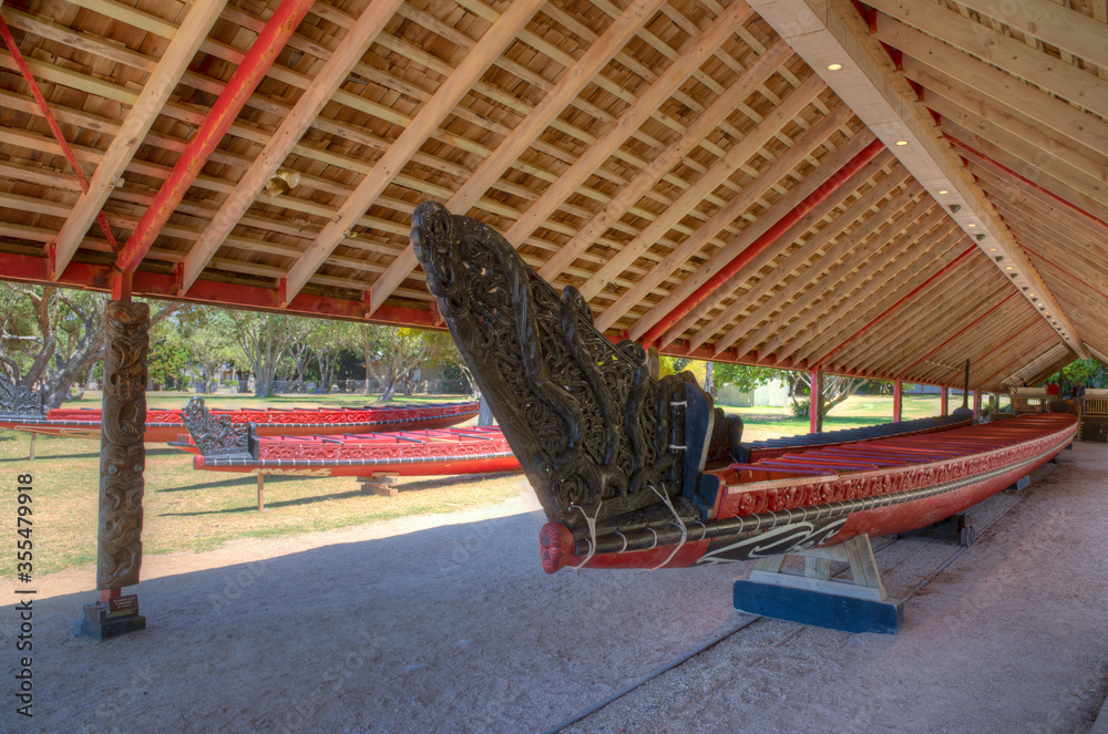 Foto de Maori war canoe at Waitangi treaty grounds in New Zealand do ...