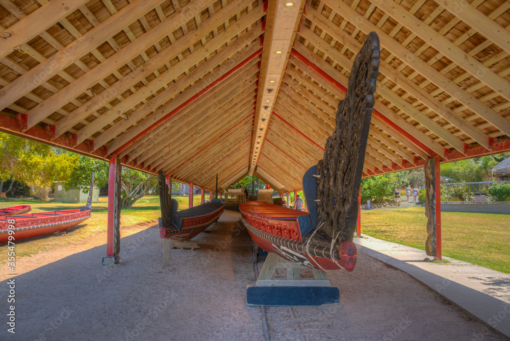 Foto de Maori war canoe at Waitangi treaty grounds in New Zealand do ...
