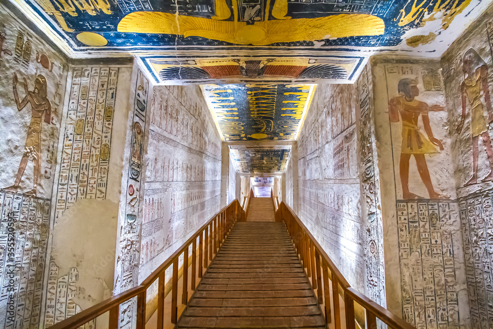 Foto de Ancient burial chambers for Pharaohs with hieroglyphics at the ...