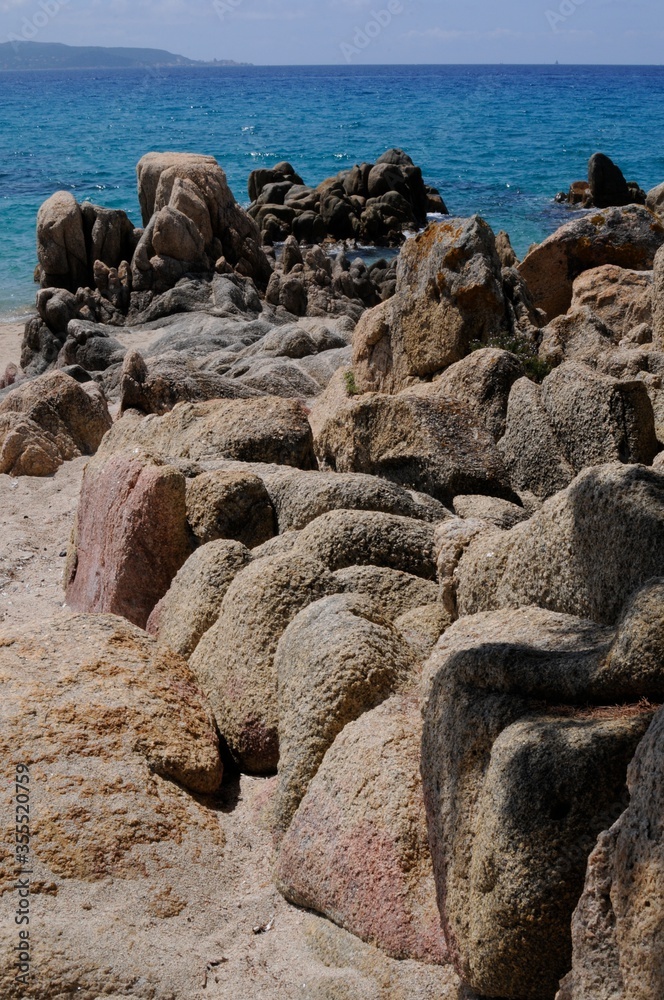 rochers ocres émoussés par le ressac de la mer bleu turquoise et ...