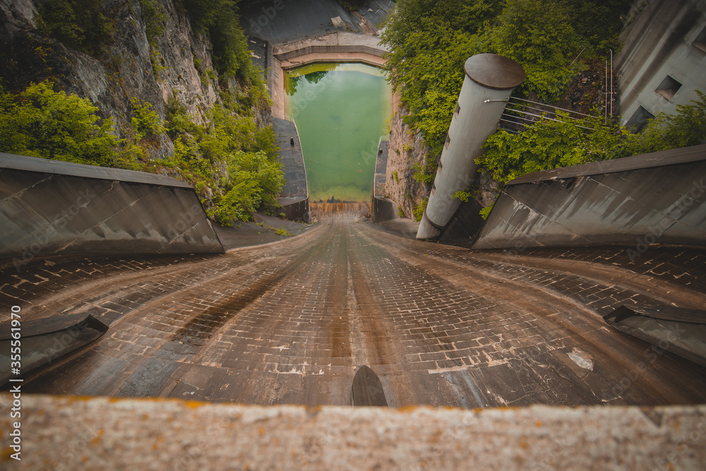 Foto de Scary view from small but steep dam for hydroelectric plant in ...