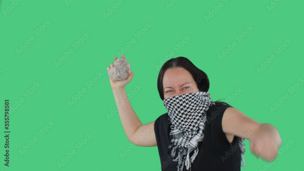 Vidéo Stock Angry woman with stone in hands on national strike on green ...