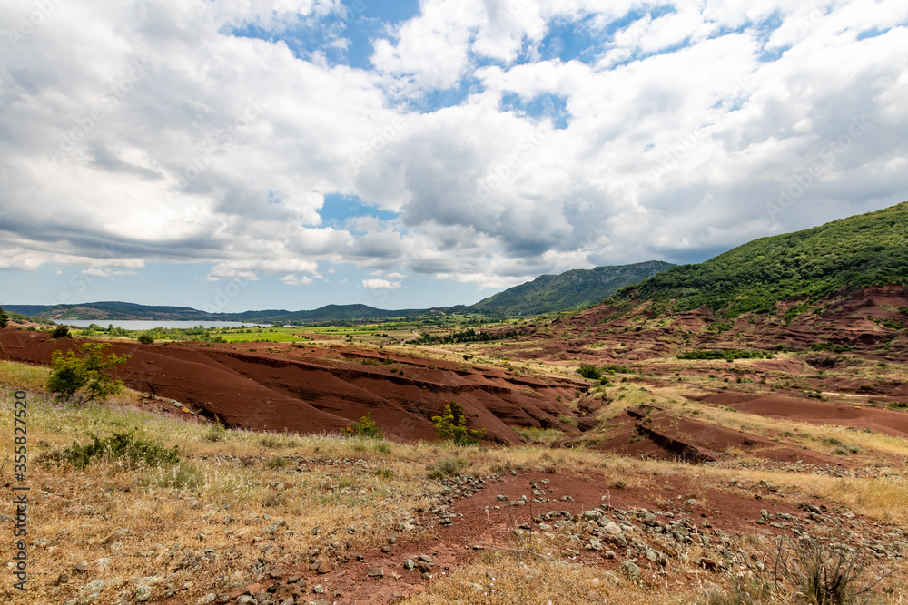 Paysage de roches rouges autour du Lac du Salagou (Occitanie, France ...