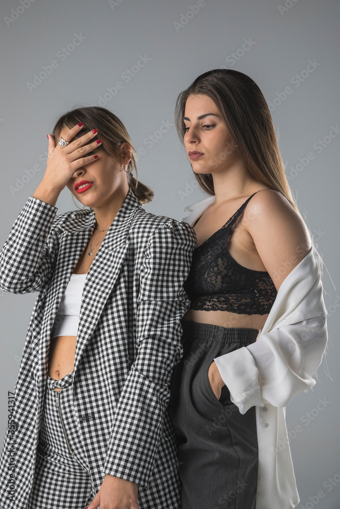Modelos femeninas joven posando en estudio fotográfico. Stock Photo ...