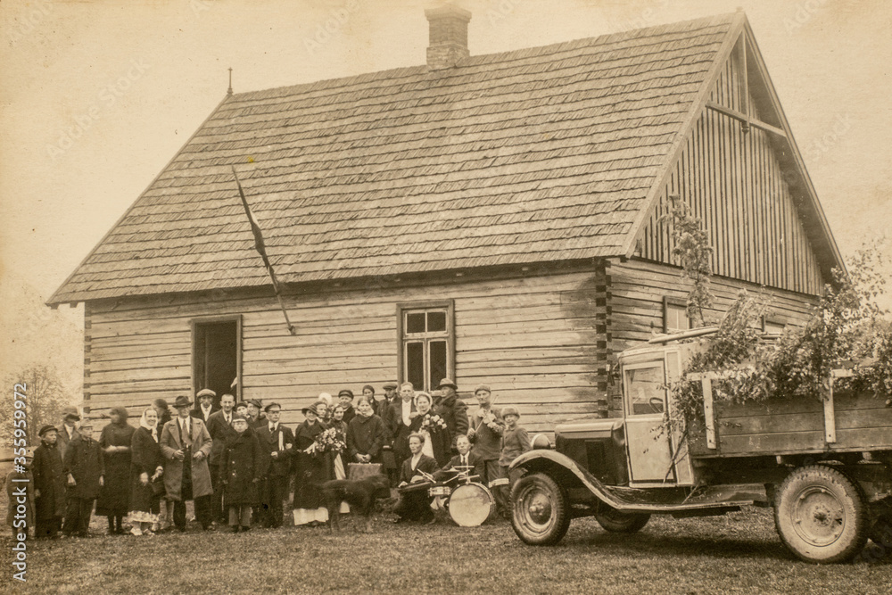 RUSSIA - CIRCA 1920s: Vintage photo shows newlyweds bridesmaids ...