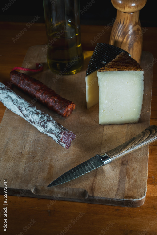 Queso manchego, chorizo. fuet, embutidos Españoles, tabla de madera ...