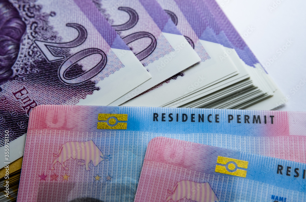 Foto de UK Biometric Residence permit cards and 20 pound banknotes. BRP ...