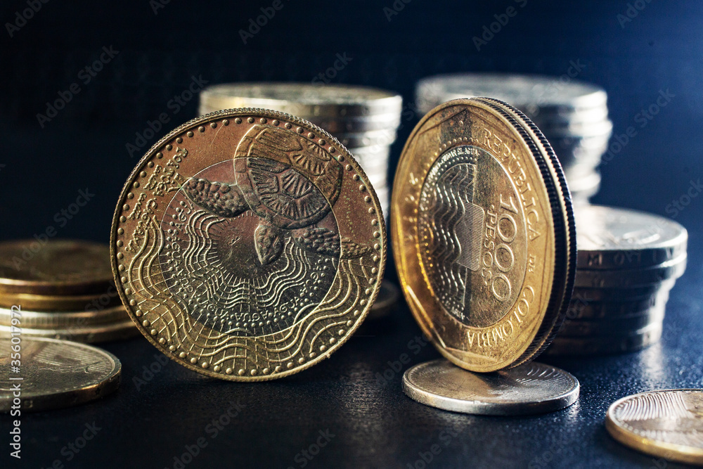 Monedas de mil pesos Colombianas Stock Photo | Adobe Stock