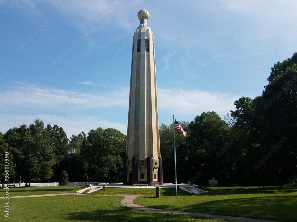 Foto de tall tower structure and flag of the United States of America ...