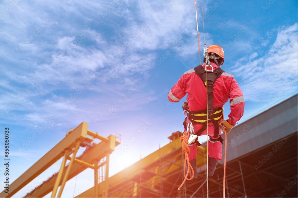 Foto de Rope access, Construction worker wearing safety harness, Safety ...