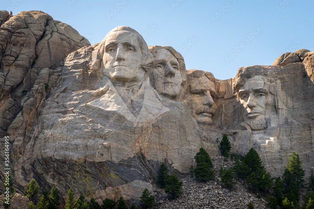The faces of George Washington, Thomas Jefferson, Teddy Roosevelt and ...
