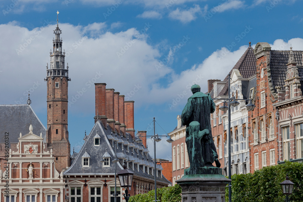 Foto de Medieval central square of Haarlem in The Netherlands with the ...