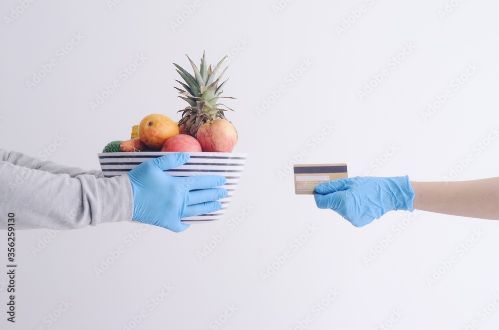 Manos de tendero con guantes protectores entregando alimentos y mano de ...