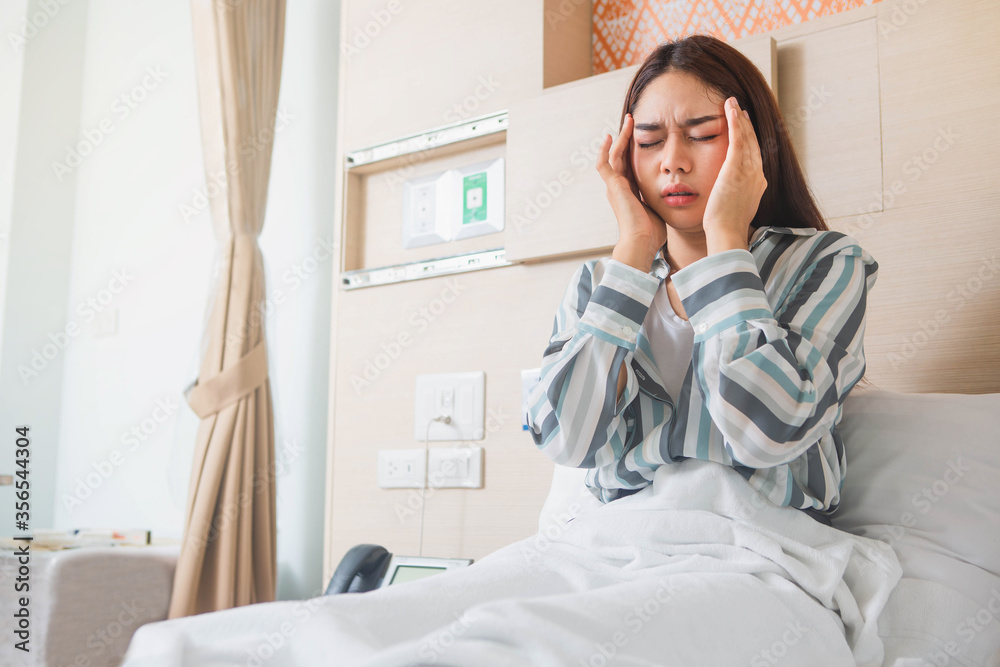 Foto de Patient asian woman having a headache or migraine severe in ...