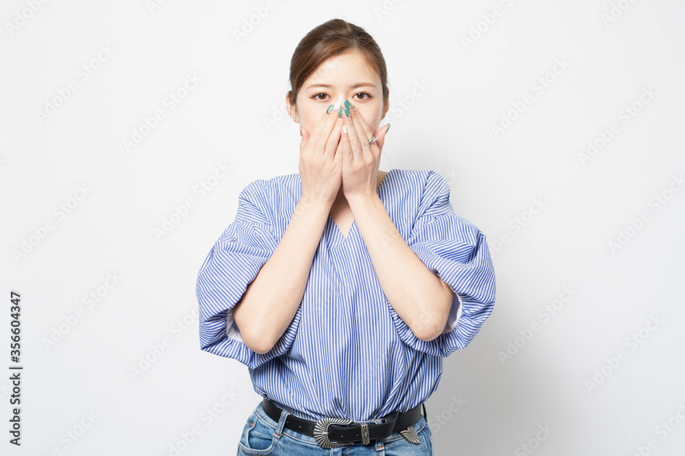 口に手を当てる若い女性 Stock 写真 | Adobe Stock