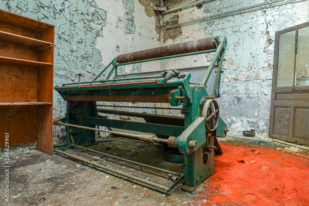 Vieille machine verte avec de la poudre orange au sol Stock Photo ...