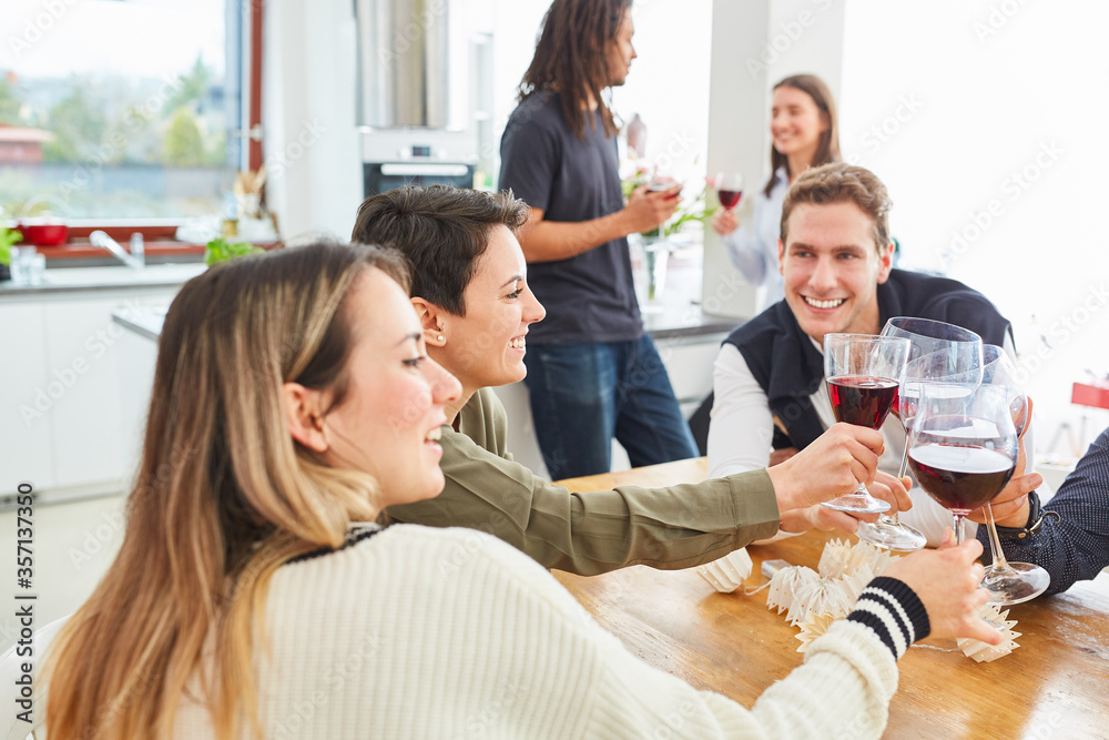 Lachende Freunde trinken Wein bei WG Party in Küche Stock Photo | Adobe ...