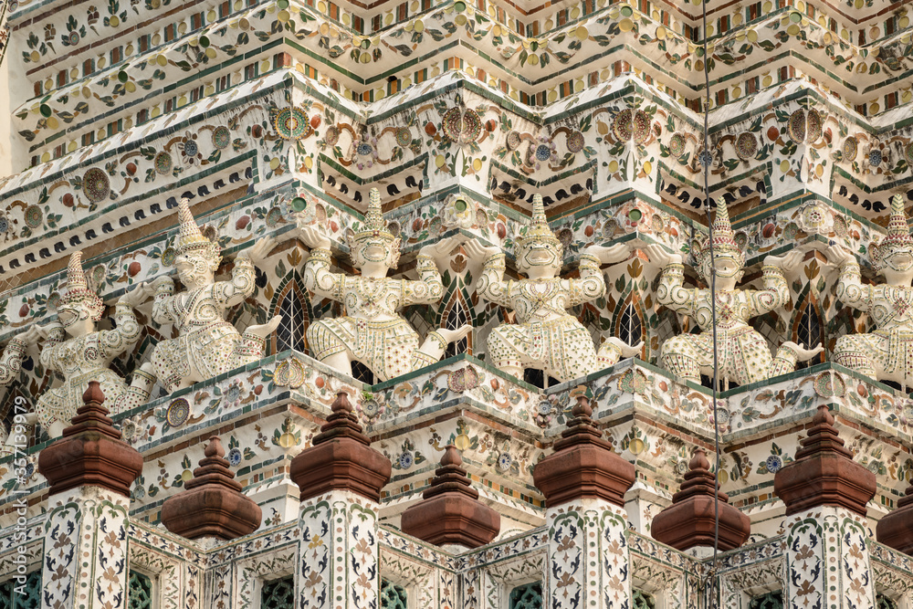Giant soldier statues carrying the base of Prang Wat Arun, Bangkok ...