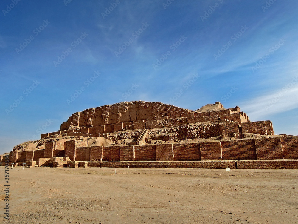 Fotka „Side view on remains of ziggurat Chogha Zanbil, one of few ...