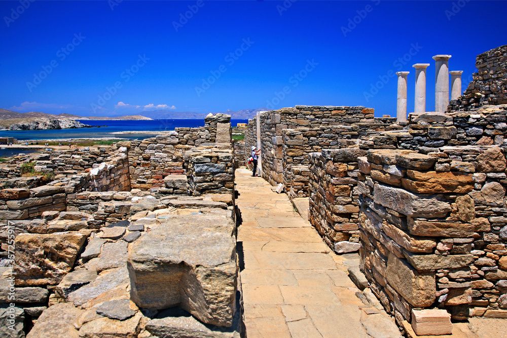 Foto de Walking around the ancient town in the archaeological site of ...