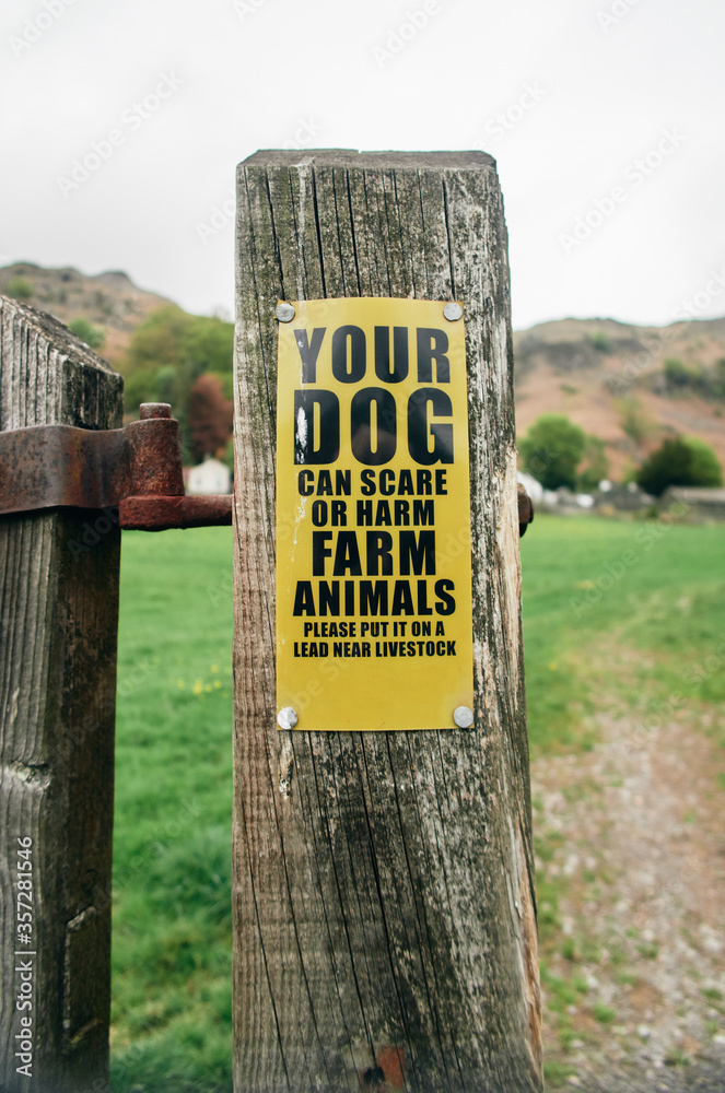 Foto de lancashire, uk, 05/05/2020 A keep out sign on a countryside ...