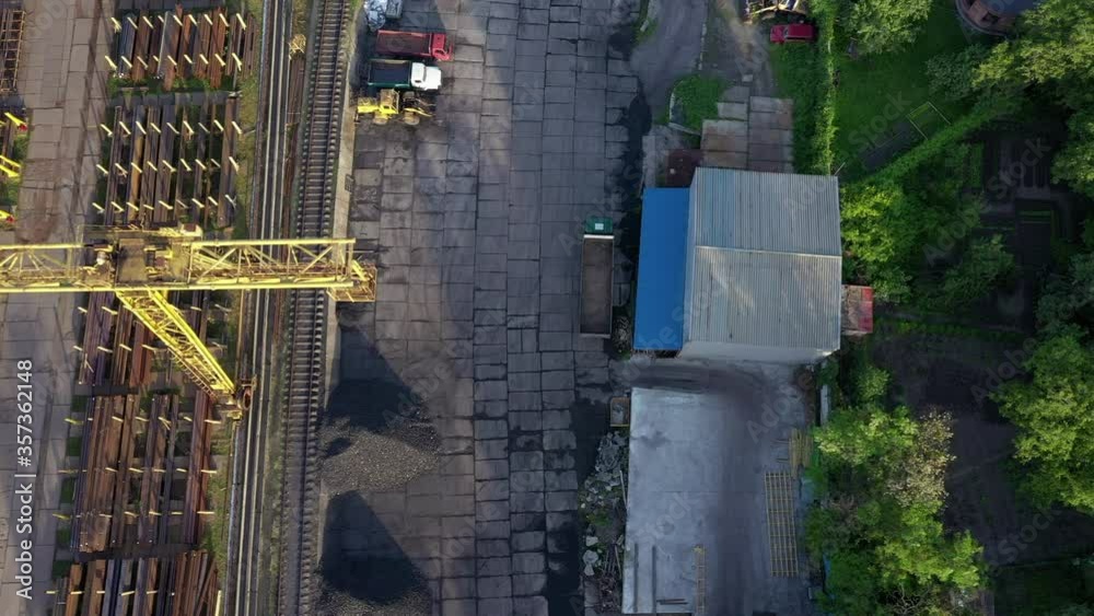 Vidéo Stock Loading gantry rail crane near the rail of the railway with ...