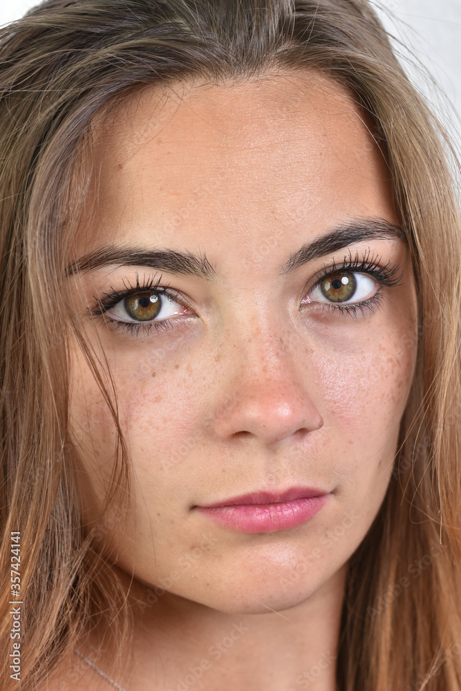 Foto de Regard perdu d'une femme qui ne sait plus quoi faire do Stock ...