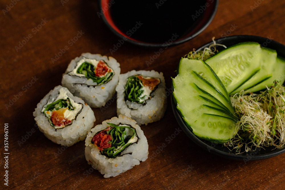 Sushi uramaki de rúcula com tomate seco e cream cheese aompanhado de ...