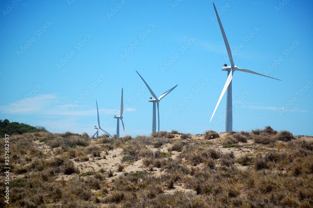 Foto de Bangui Wind Farm windmills in Ilocos Norte, Philippines do ...