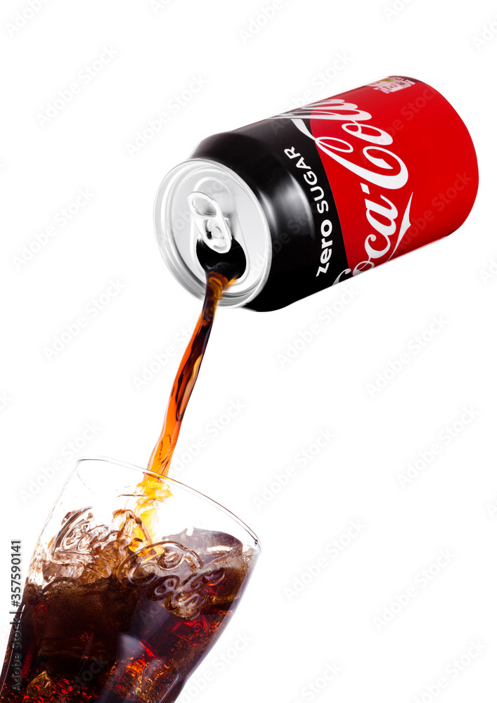 Foto de LONDON, UK - JANUARY 02, 2018: Pouring Coca Cola Zero soda ...