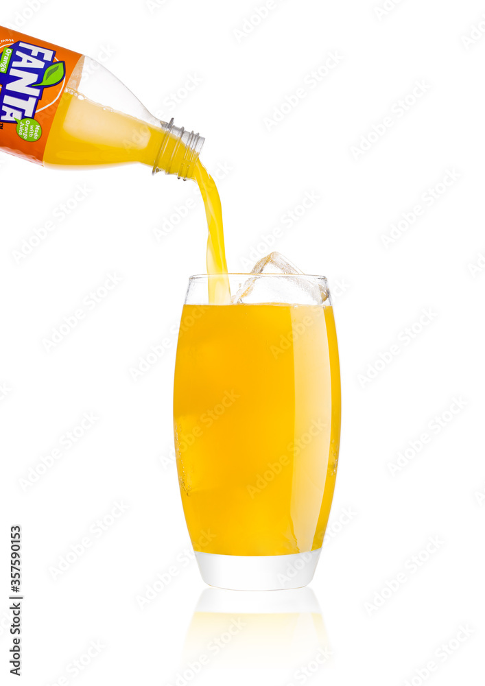 Foto de LONDON, UK - JANUARY 02, 2018: Pouring Fanta soft drink from ...
