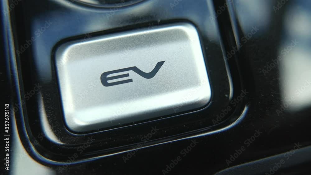 Vídeo do Stock: Pressing the EV button inside an electric car to ...