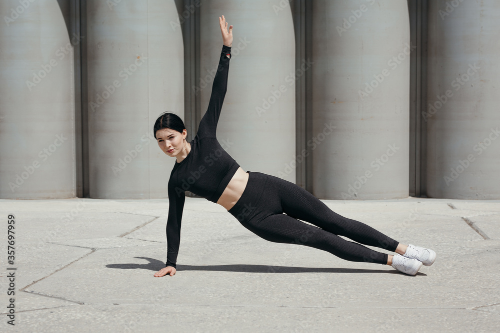 Foto de A female athlete performs an exercise to strengthen her arms ...