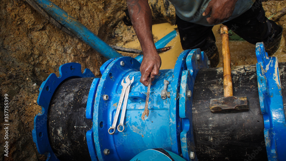 The pipe connection is installed on the leaking main pipe or burst pipe ...