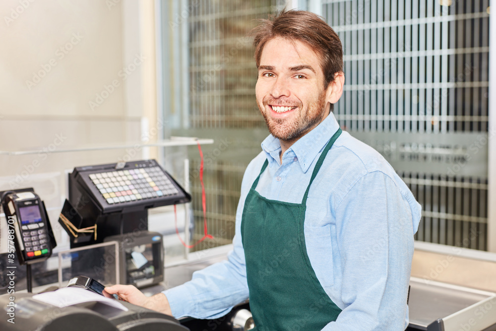 Freundlicher Kassierer an der Kasse im Supermarkt Stock Photo | Adobe Stock