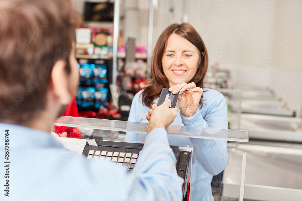 Kundin an Supermarkt Kasse zahlt mit Kreditkarte Stock Photo | Adobe Stock