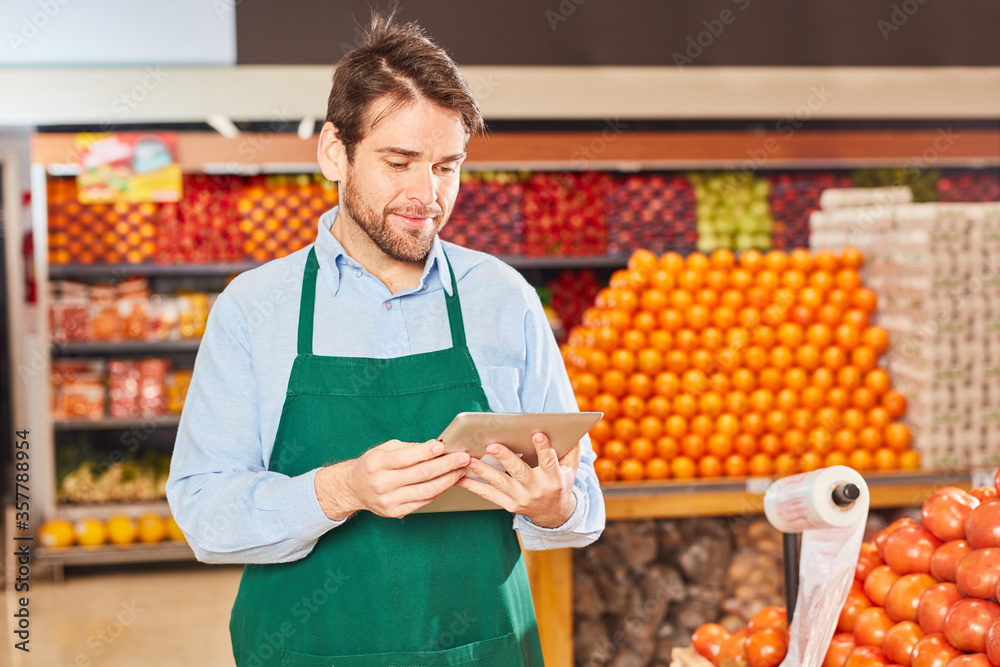 Supermarkt Verkäufer mit Tablet Computer Stock Photo | Adobe Stock