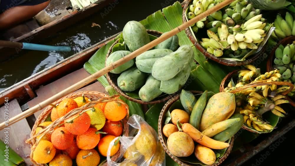 Iconic asian Lat Mayom floating market. Khlong river canal, long-tail ...